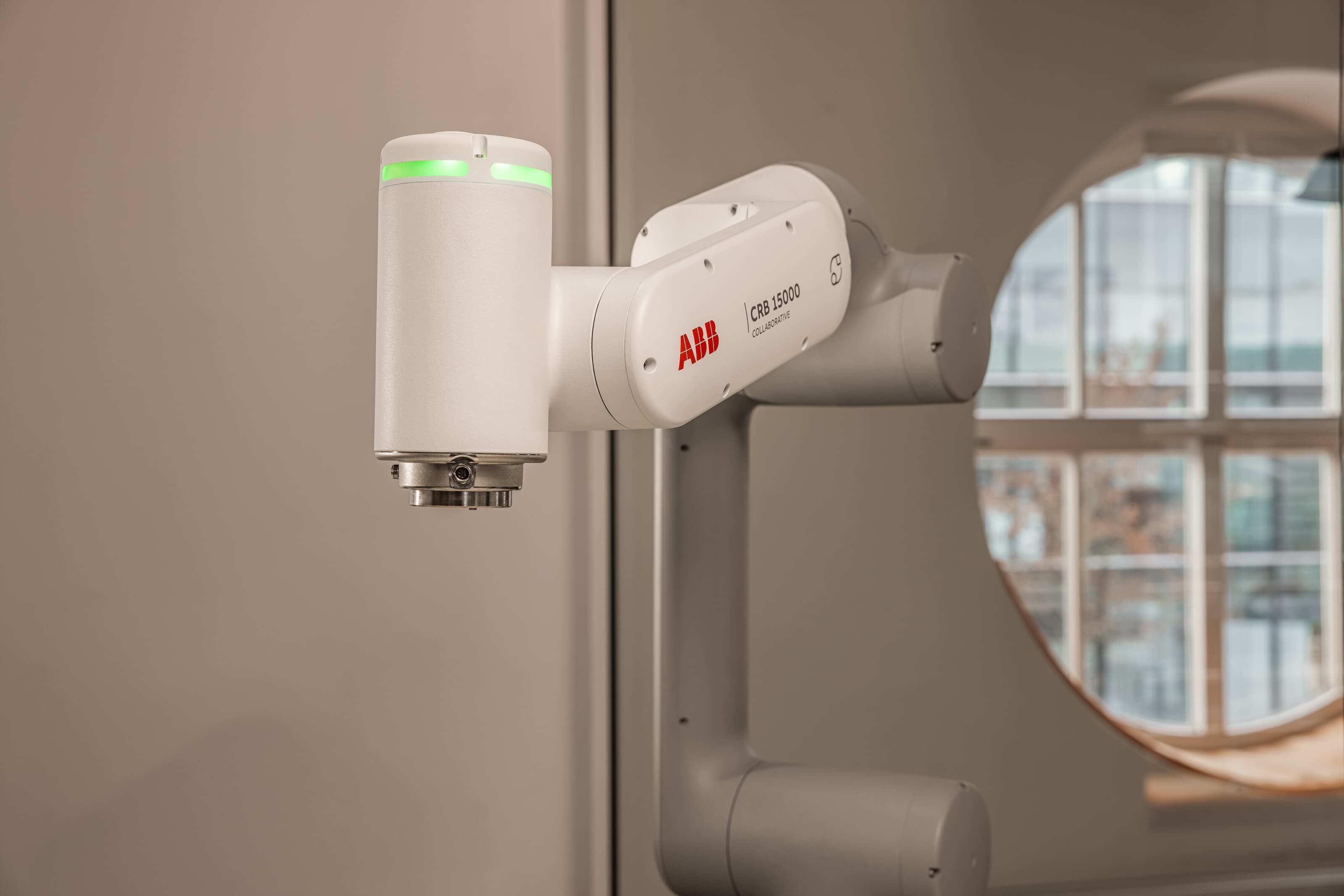 Robot flexible del gris y blanco de 28Kg ABB Cobot con el agarrador de ...