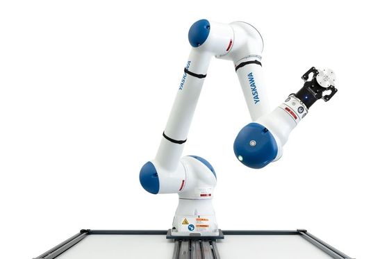 Robot de YASKAWA con el agarrador adaptante 2F-85 y 2F-140 del ...